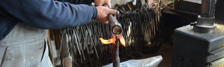 Forgeron (Fiche Métier) : Tâches, Compétences, Débouchés | Jobted
